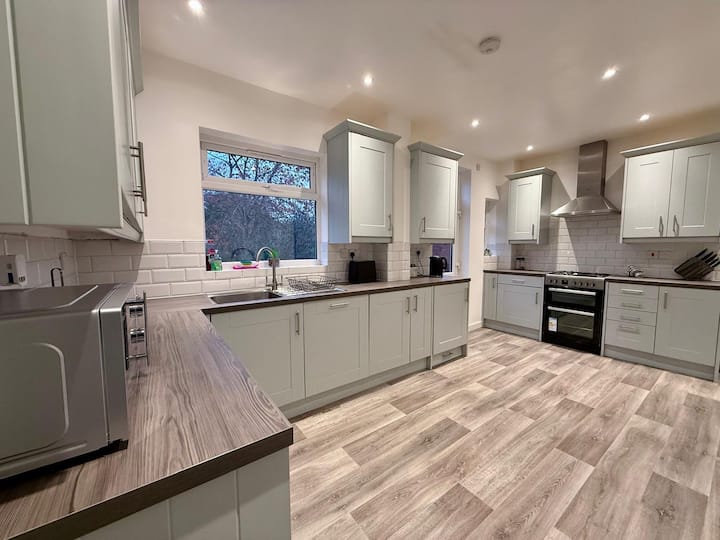Modern 5 Bed Home Tv In Each Room Wifi & Parking - Solihull