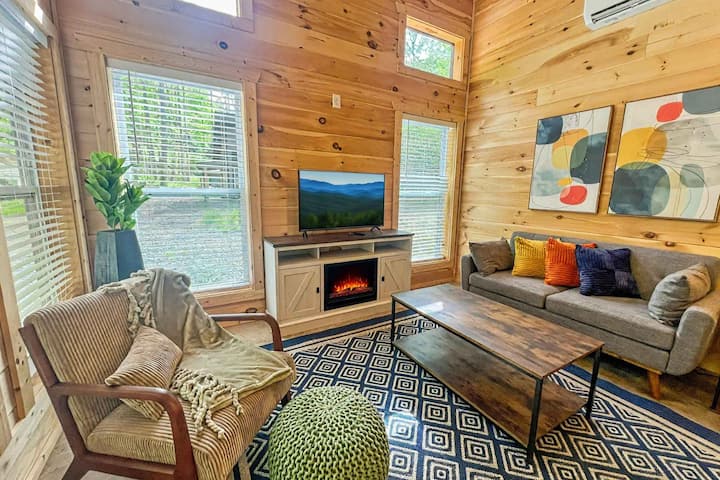 Hot Tub • Dog-friendly • Free Dollywood Ticket - Cosby, TN