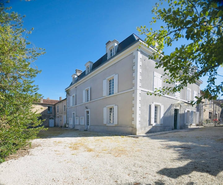 Demeure 13 Pers Centre Ville De Ruffec - Charente