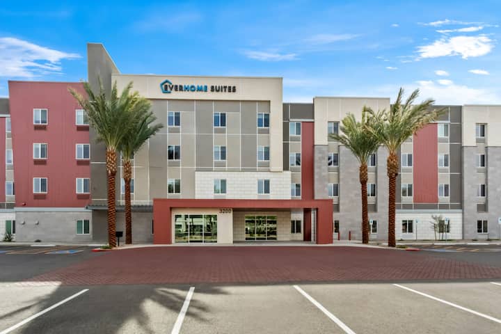 Chandler Pet Friendly Stay | Free Parking - Chandler, AZ