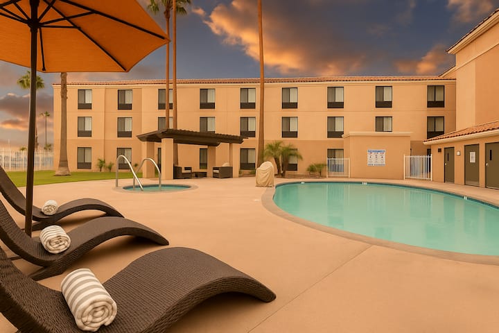 Beachside Carlsbad Stay | Pool & Free Breakfast - Carlsbad, CA