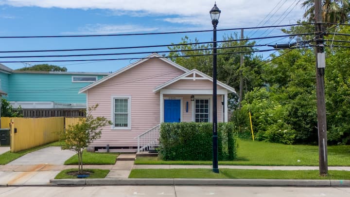 Sea Pink | 2br Midtown | Walk To Beach - Galveston, TX