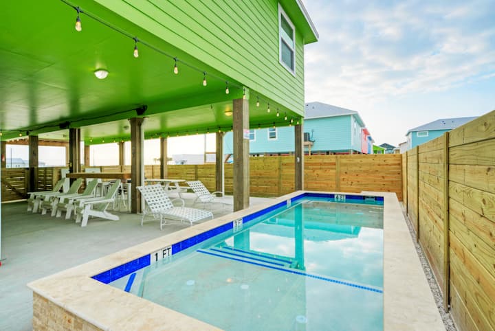 Sleeps 21 | 2 Homes W/ Private Pool + Patio Lounge - Port Aransas, TX