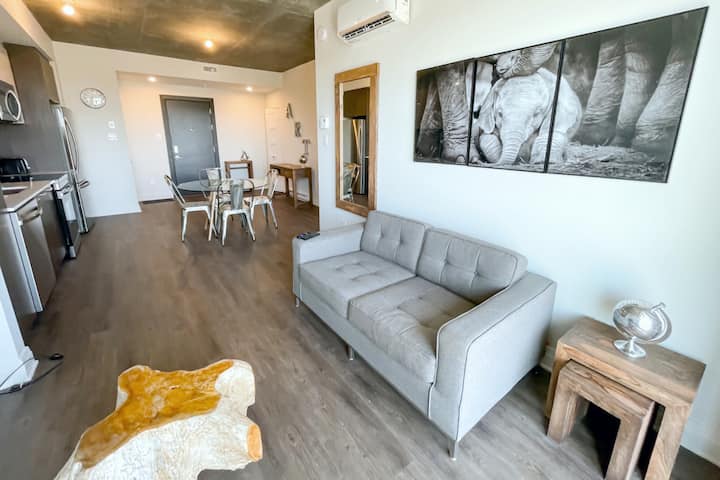 Laval Luxe Apt W/gym | Near Shopping & Dining - Laval