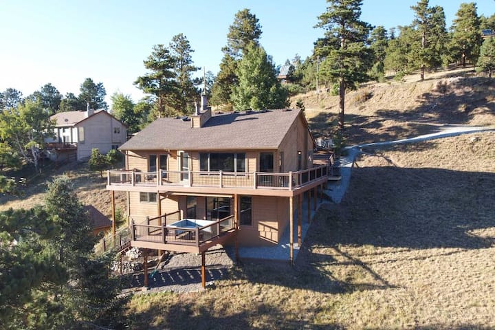 The Retreat | Sleeps 6 W/ 2 En-suite & Views - Evergreen, CO