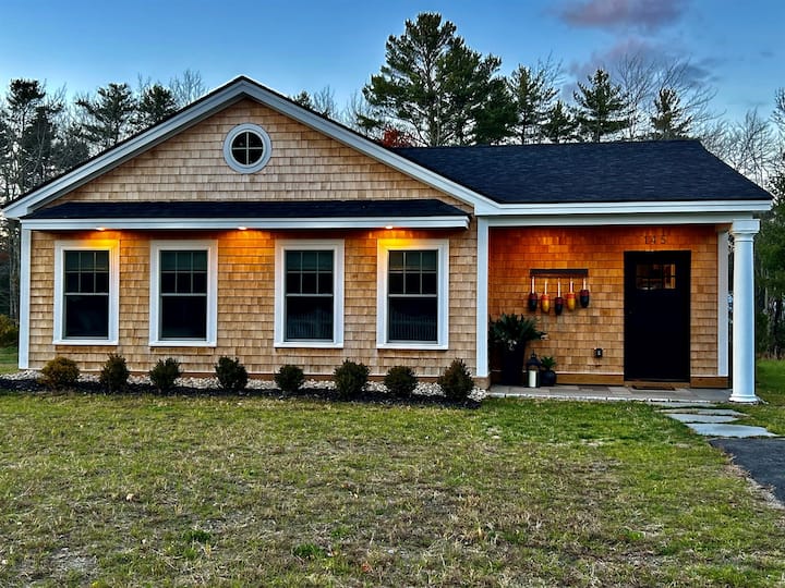 Coastal Maine Retreat ~ 1 Mile To Beach! Outdoor T - Kennebunk, ME