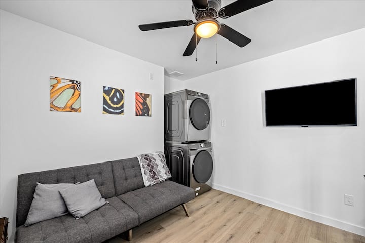 Apt Near Midtown + Downtown | Wifi Games Pets Tv - Houston, TX