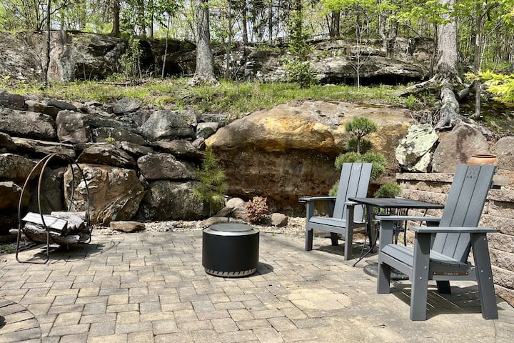 Romantic Cottage W/ Hot Tub & Views - Illinois