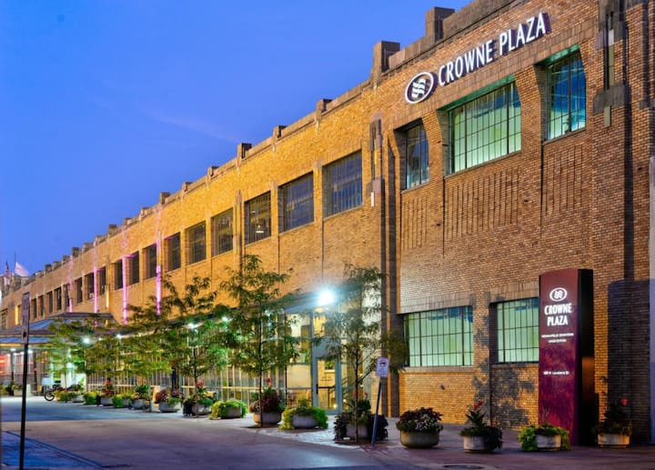 Downtown Indianapolis Stay | Restaurant. Gym - Indianapolis, IN