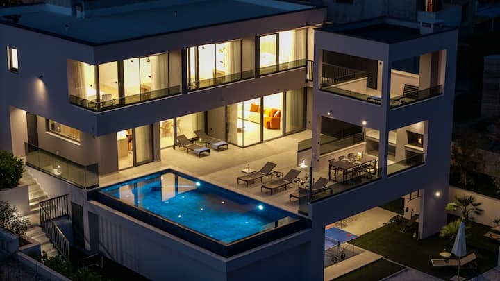 Villa Pavuza – Luxury 4-bedroom Seaview Villa - Podstrana
