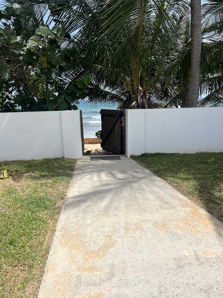 Beachfront Gem• Private Gate +Patio•close To Ferry - Vieques