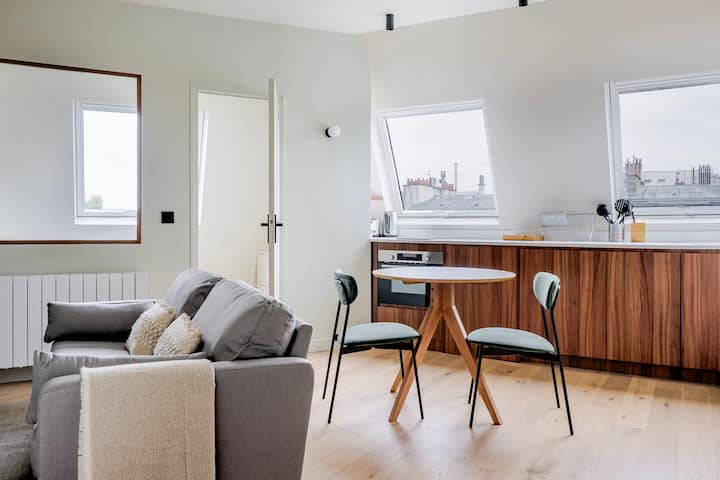 Blueground | Rochechouart, View, Nr Sacré-cœur - Paris