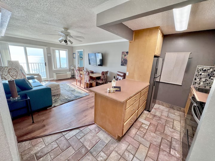 Fun Tropical Oceanfront Oasis | 11th Floor Views! - Virginia