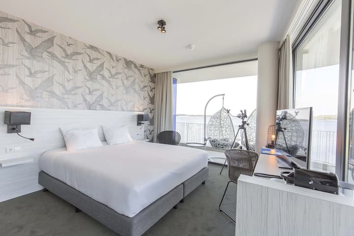 Modern Room With Lake View Near Iguana Reptile Zoo - Middelburg, Netherlands