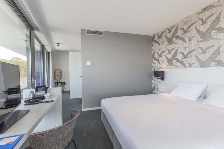Comfort Meets Nature: Lake View & Onsite Dining - Kamperland