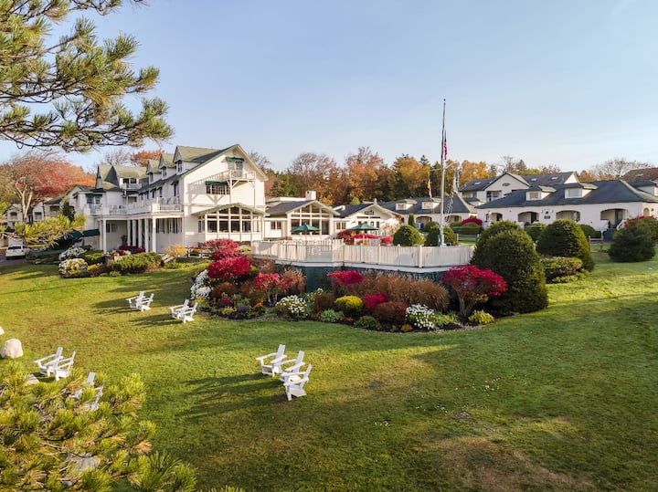 Queen Suite + Enclosed Porch + Harbor Views - Boothbay Harbor, ME