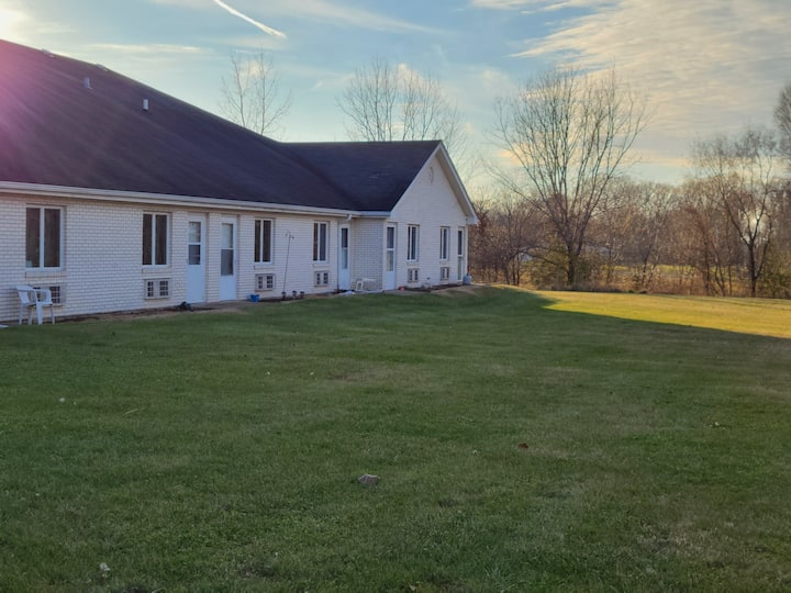 Pleasant Hill Motel Room 1 - Bolingbrook, IL