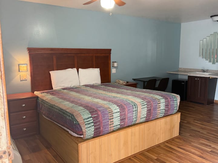 Pleasant Hill Motel Room 6 - Bolingbrook, IL