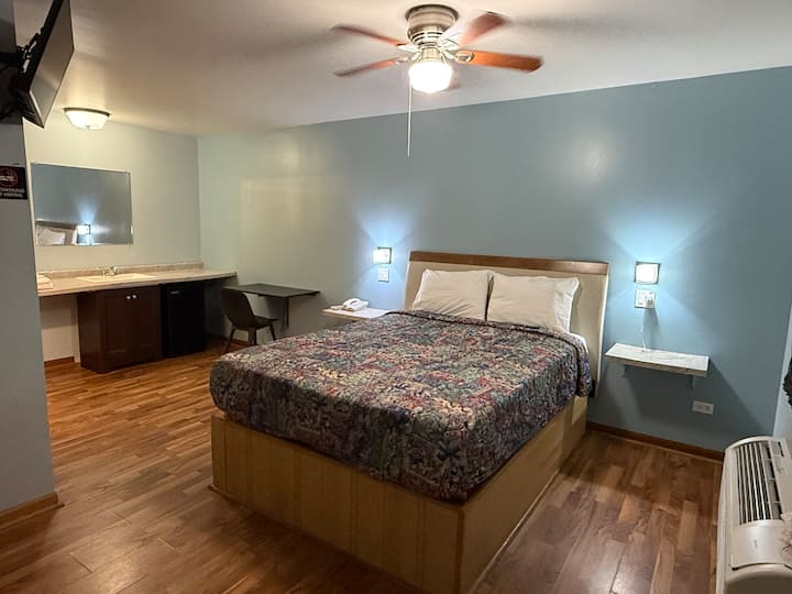 Pleasant Hill Motel Room 7 - Bolingbrook, IL