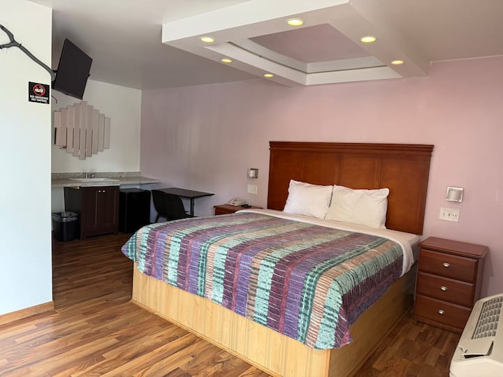 Pleasant Hill Motel Room 10 - Bolingbrook, IL