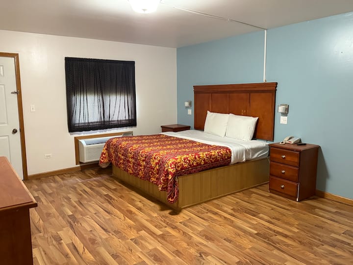 Pleasant Hill Motel Room 11 - Bolingbrook, IL