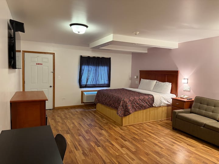 Pleasant Hill Motel Room 16 - Bolingbrook, IL