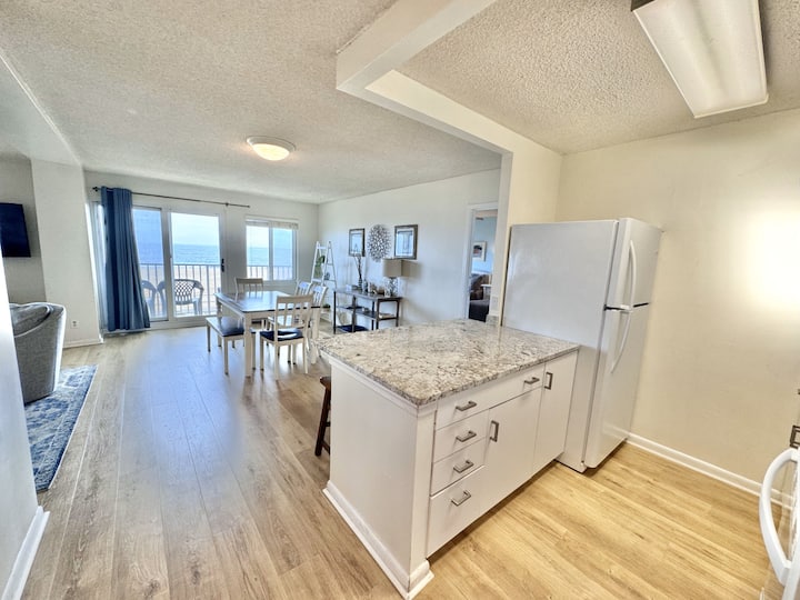 Watch The Dolphins From Spacious Oceanfront Condo! - バージニア・ビーチ, VA