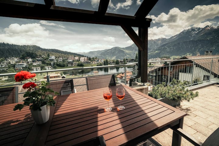 Stylish Lakeview Apartment, Balcony & Free Parking - Laax