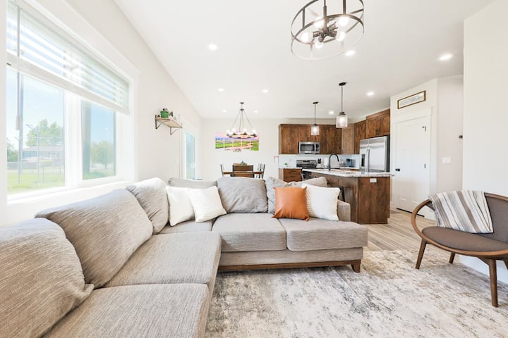 Ashton Townhouse • Sleeps 10 • Near Yellowstone - Ashton, ID