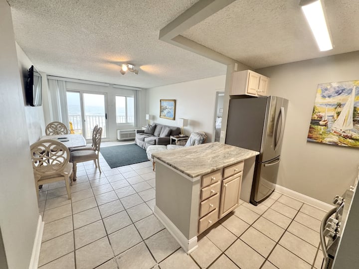 Relax On Sunny Virginia Beach With Oceanfront View - Sandbridge Beach, VA