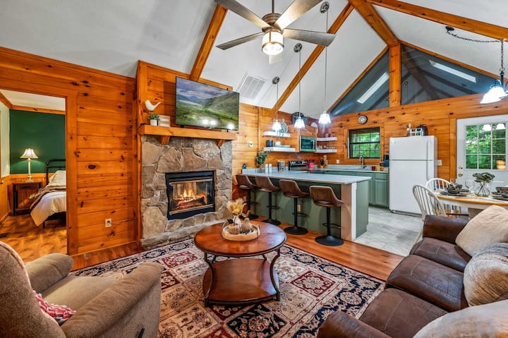 Maddie's Manor: Cozy Getaway In Pigeon Forge - Pigeon Forge, TN