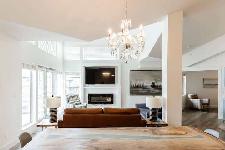 Luxury Penthouse • Lakefront • Pool • Hot Tub - Peachland