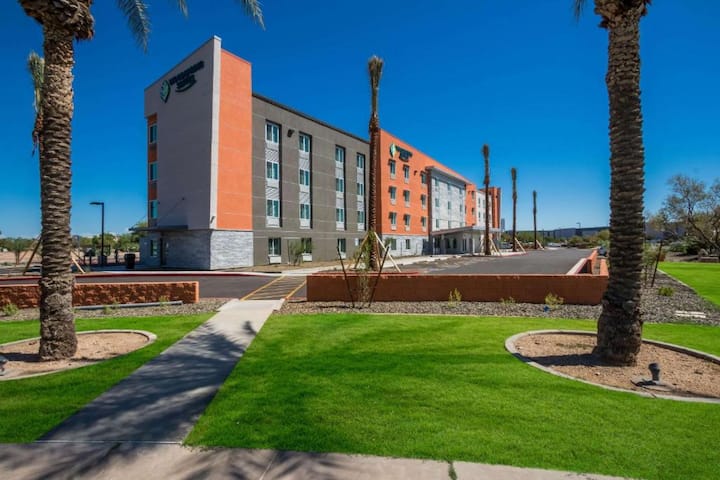 Steps From Chandler Airport | Free Parking - Chandler, AZ