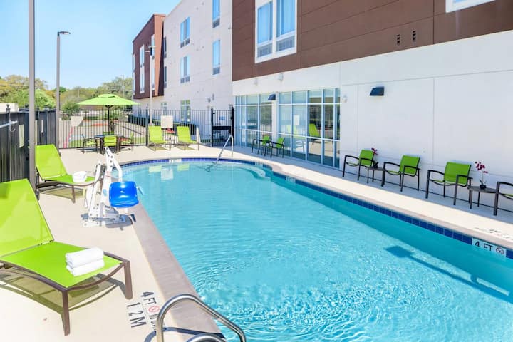 Nasa Space Center Access + Free Breakfast, Pool - Seabrook, TX