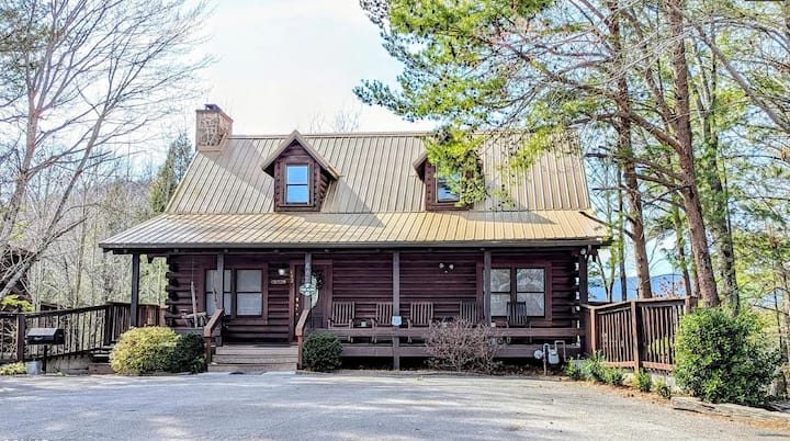 Game-n-getaway– 5br Cabin Near Parkway, Hot Tub - Pigeon Forge, TN