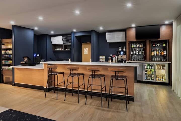 Near Battleship & Bayfront + Free Parking & Dining - Mobile, AL