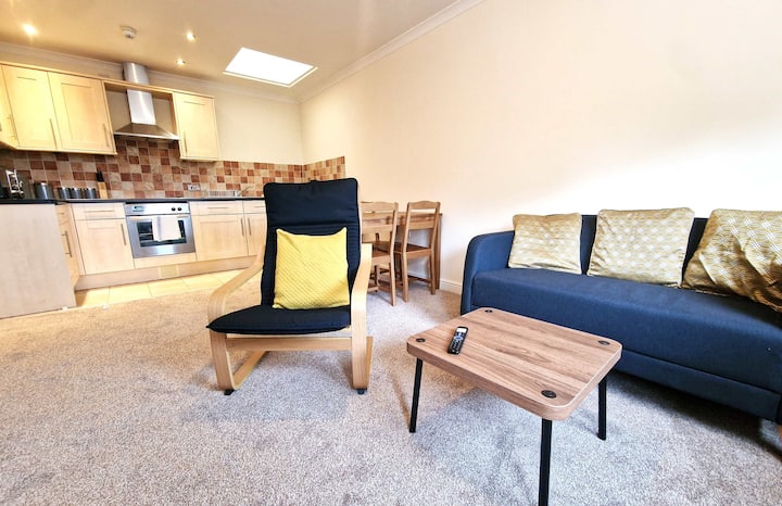 Central Old Town - Spacious Family Apartment - Swindon