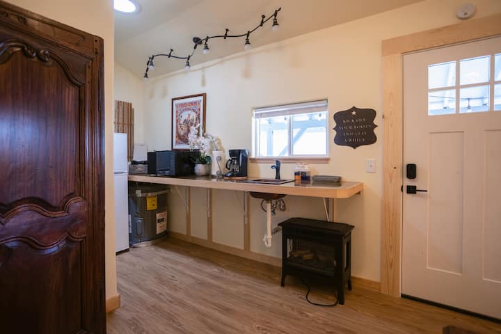 Alta Vista Retreat | Home Plus Cottage | Sleeps 6 - Eagle Point, OR