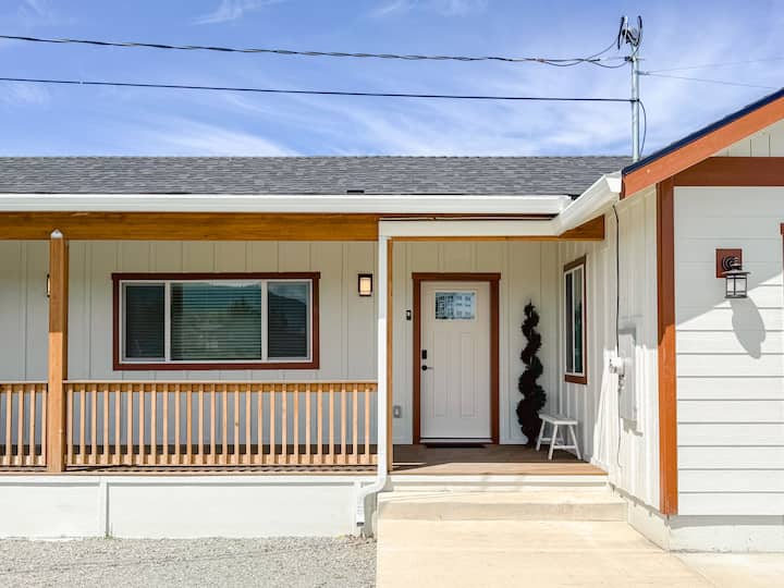 Alta Vista Retreat | Hot Tub | Mountain Views - Eagle Point, OR