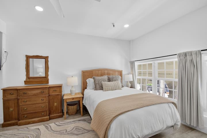 Palm Beach Spacious Condo Steps To Beach Sleeps 3 - Palm Beach, FL