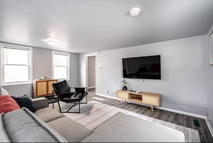3br Sunny Downtown Hideaway - Milwaukee, WI