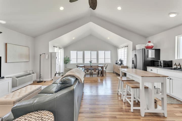 Houghton Lake Sunset Cottage: Your Winter Haven - Houghton Lake, MI