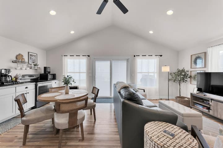 Houghton Lake Sunrise: Winter Bliss Awaits! - Houghton Lake, MI