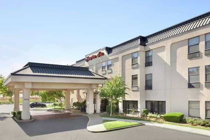 Near Yosemite Gateway + Pool & Free Breakfast - Tracy, CA
