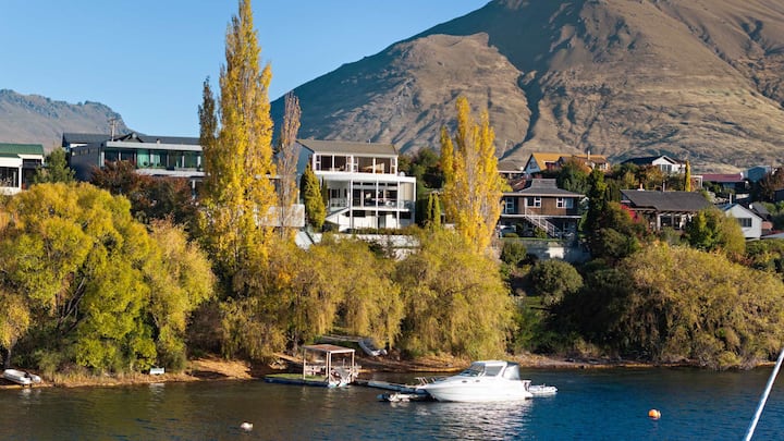 Kelvin Heights Retreat –Lake Views, Bbq, Fireplace - Queenstown, New Zealand