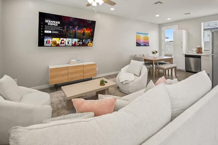 2b2b Getaway | Pool, Comfy Beds & Free Parking - Glendale, AZ