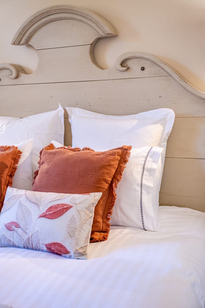 Chambre Romantique Avec Terrasse Et Entrée Privée - Lourmarin