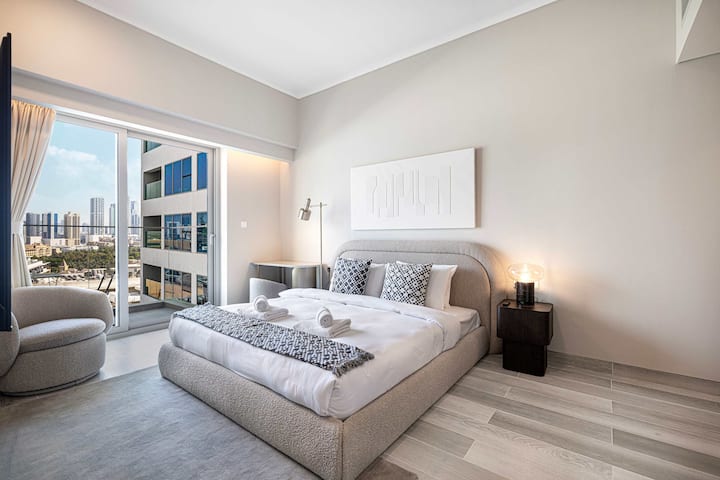 Modern 1-bedroom Retreat I Steps From Circle Mall - Dubai