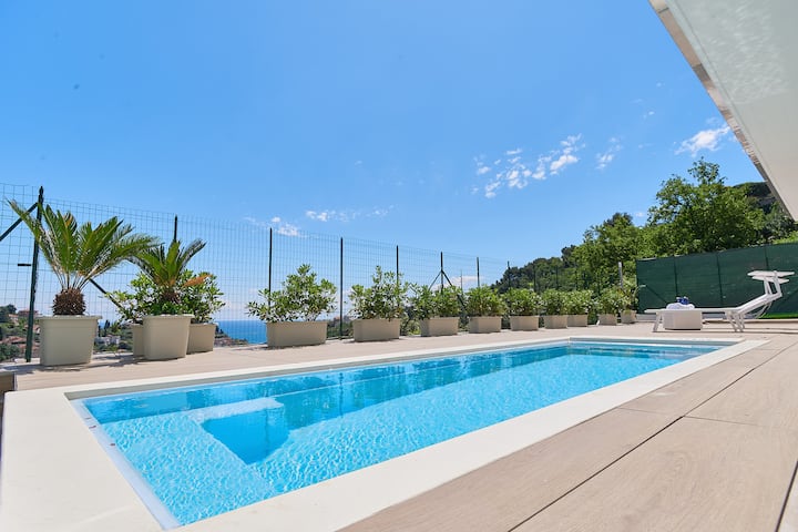 The Italian Lady - Unit 1 - Alassio