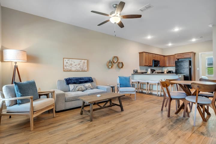 Family Friendly Condo With 3 En Suite Bedrooms - Tallahassee, FL